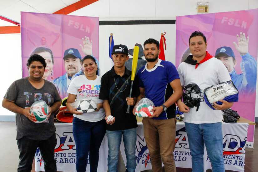 Entregan útiles deportivos a jóvenes del Distrito 2 de Managua - Radio ...