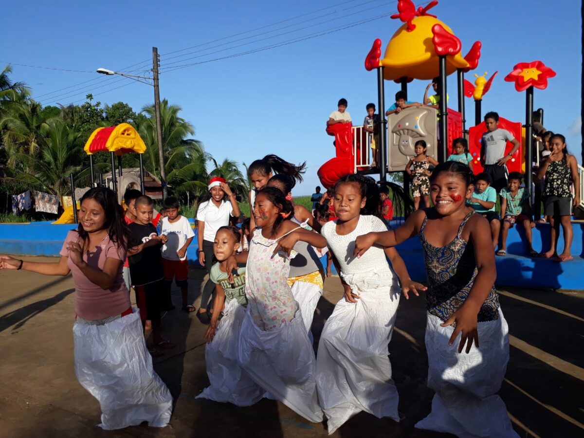 Niños de Rama Cay disfrutan de nuevos juegos mecánicos - Radio La ...