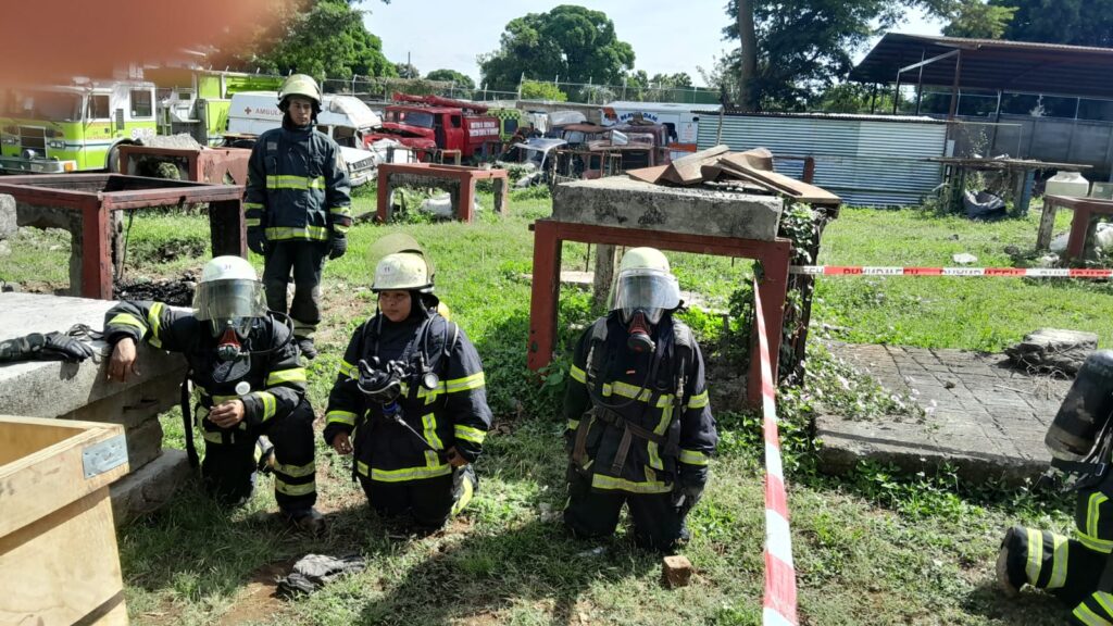Capacitan a bomberos en rescate de víctimas - Radio La Primerisima